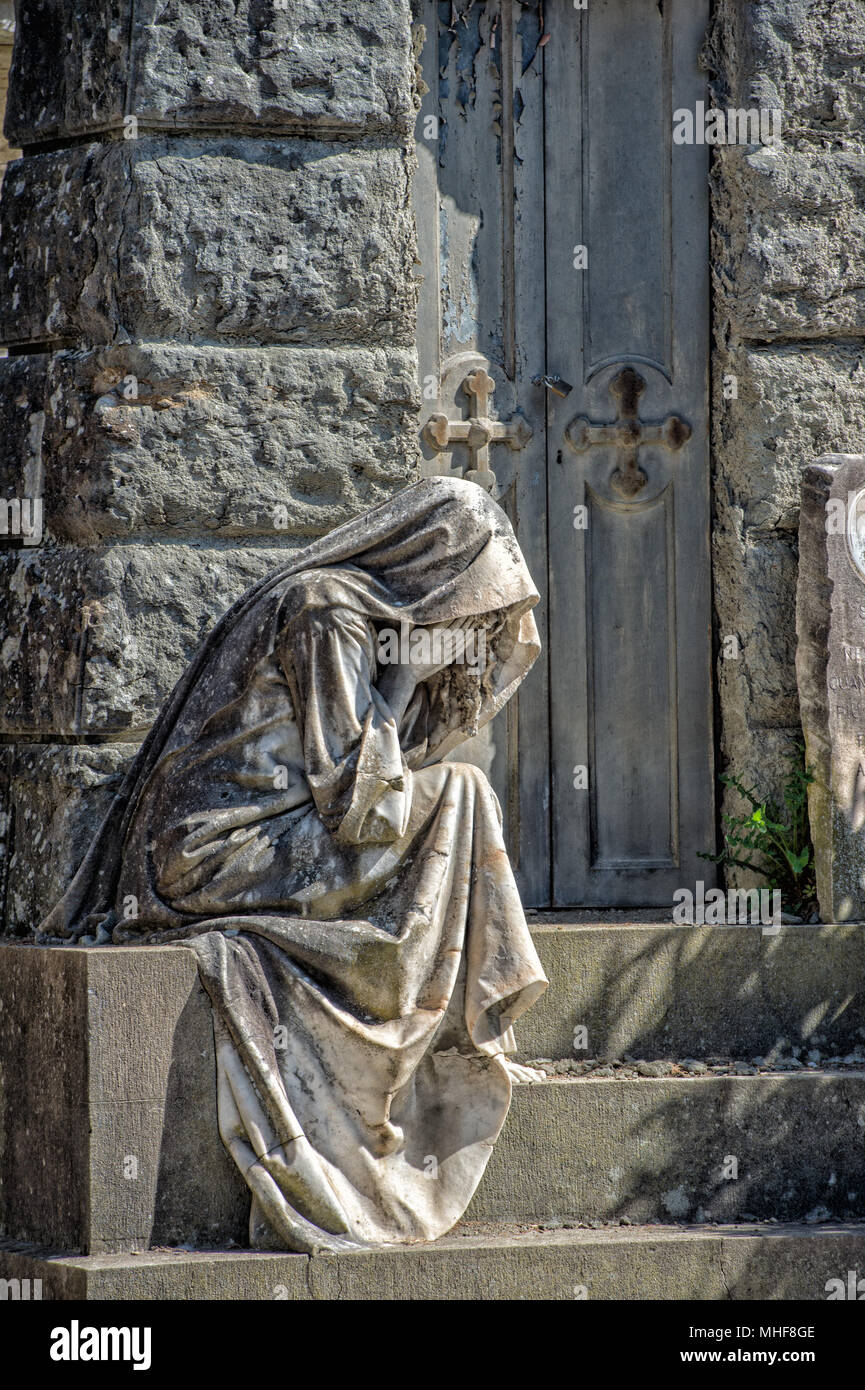 Statue of a widow hi-res stock photography and images - Alamy