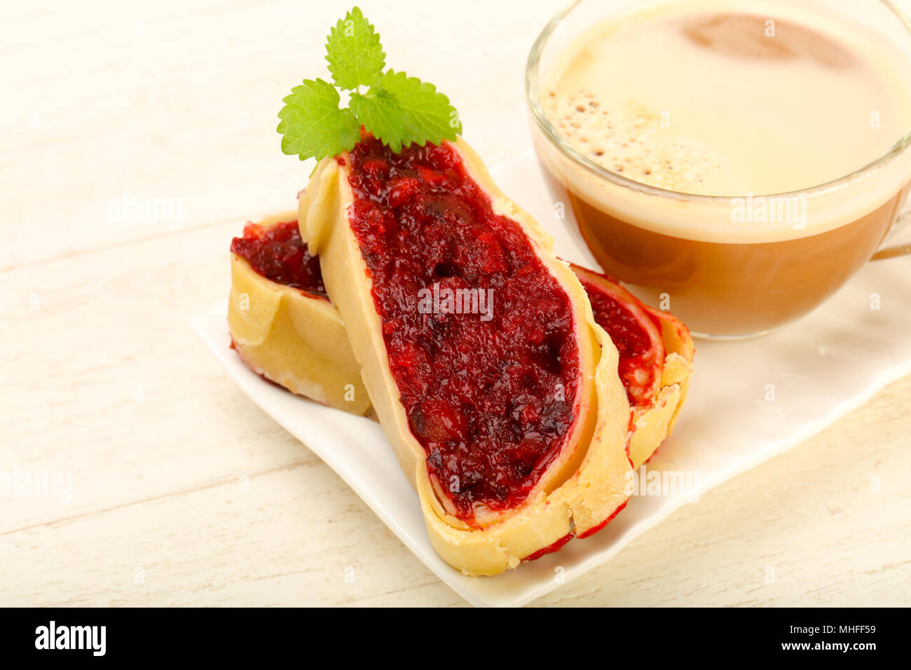Shtrudel hi-res stock photography and images - Alamy