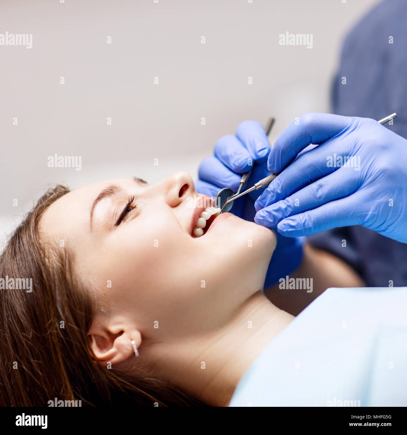 Dentist check-up teeth to young woman patient in clinic Stock Photo - Alamy