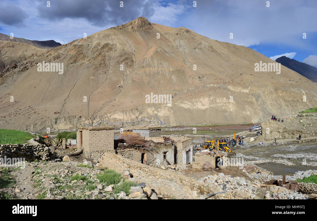 Landslides in himalaya hi-res stock photography and images - Alamy