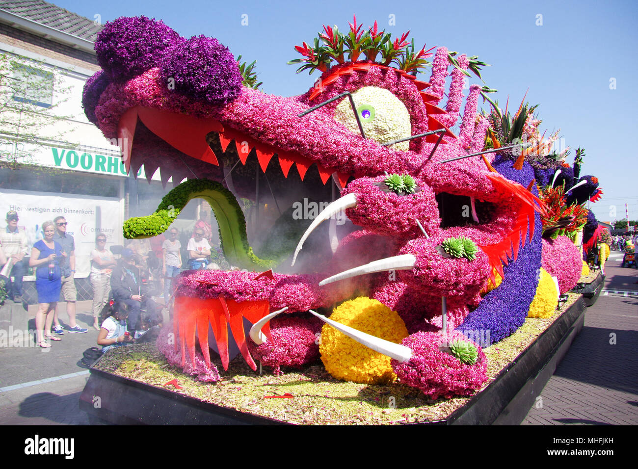 Dragon float parade hi-res stock photography and images - Alamy