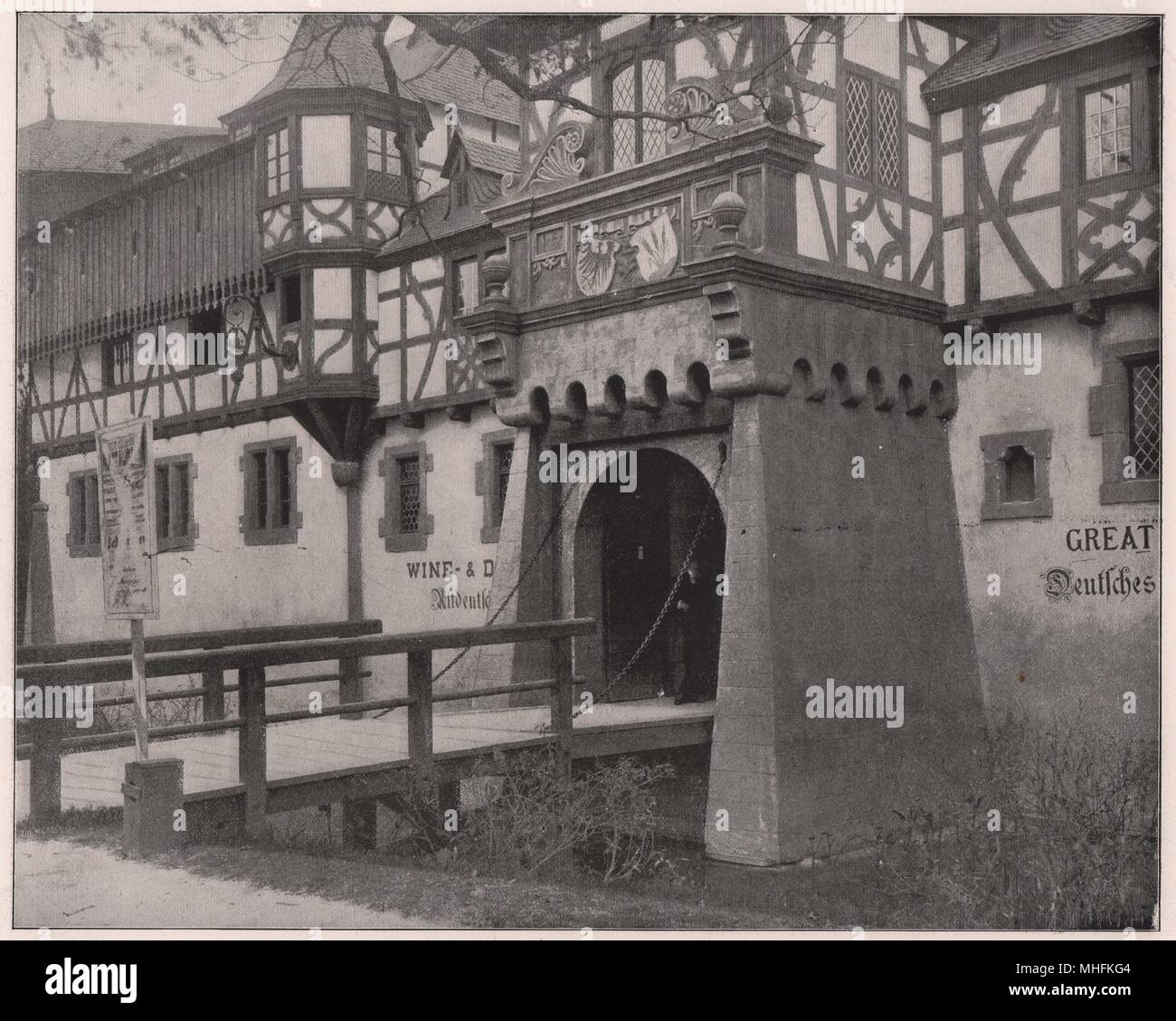 Drawbridge moat hi-res stock photography and images - Alamy