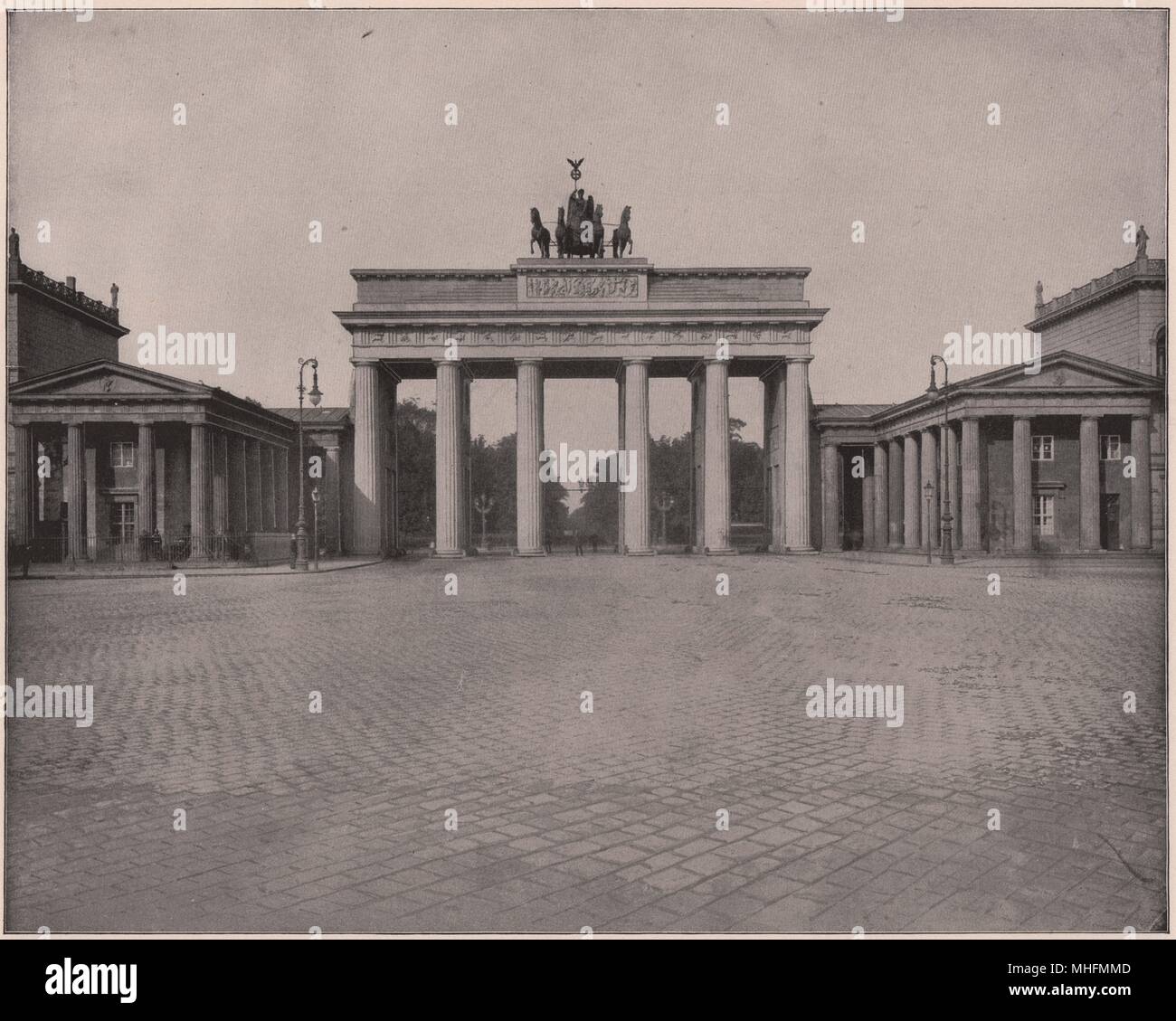 Berlin gate hi-res stock photography and images - Alamy