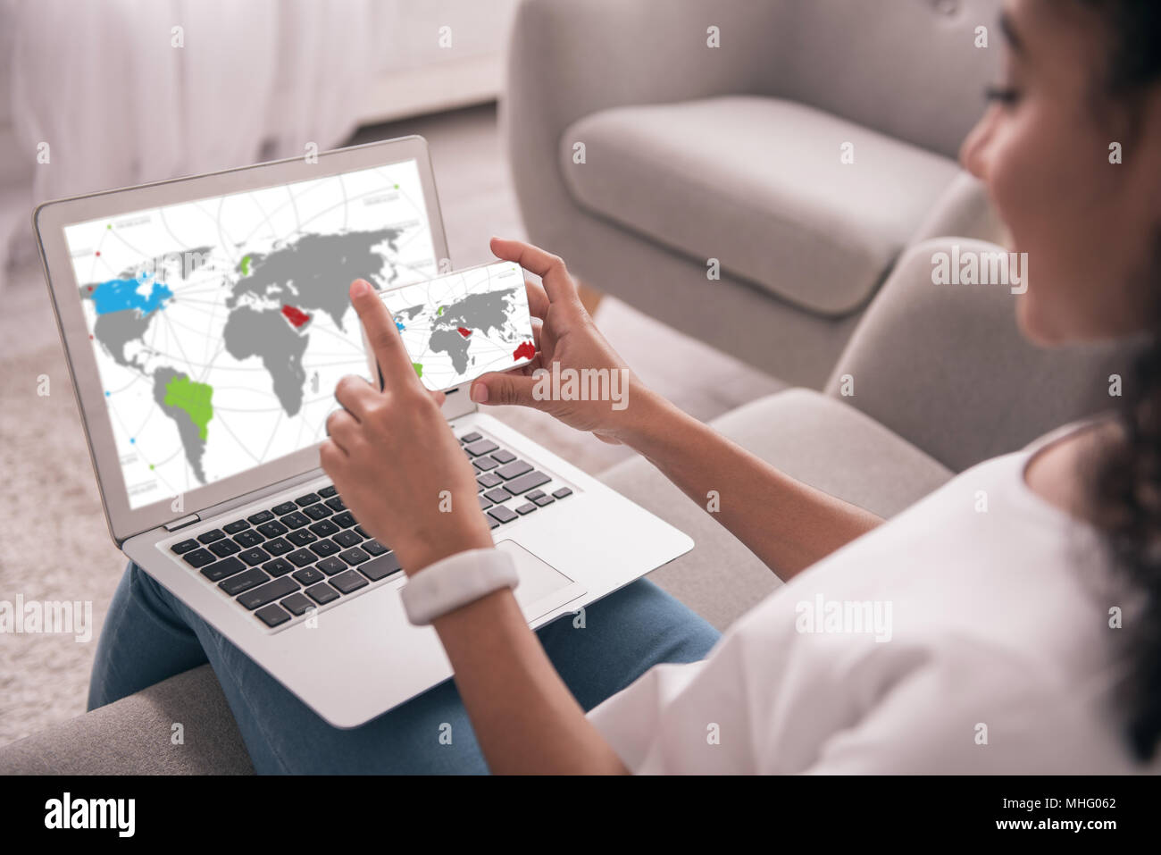 Woman world map smartphone hi-res stock photography and images - Alamy