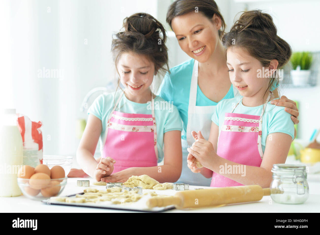 Mom bake hi-res stock photography and images - Alamy