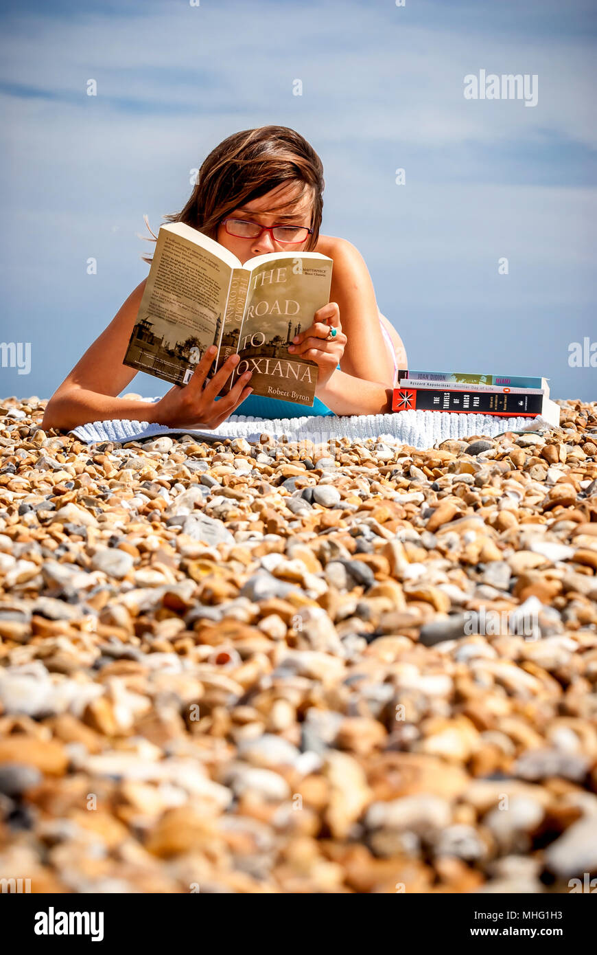 Reading books on the beach Stock Photo - Alamy