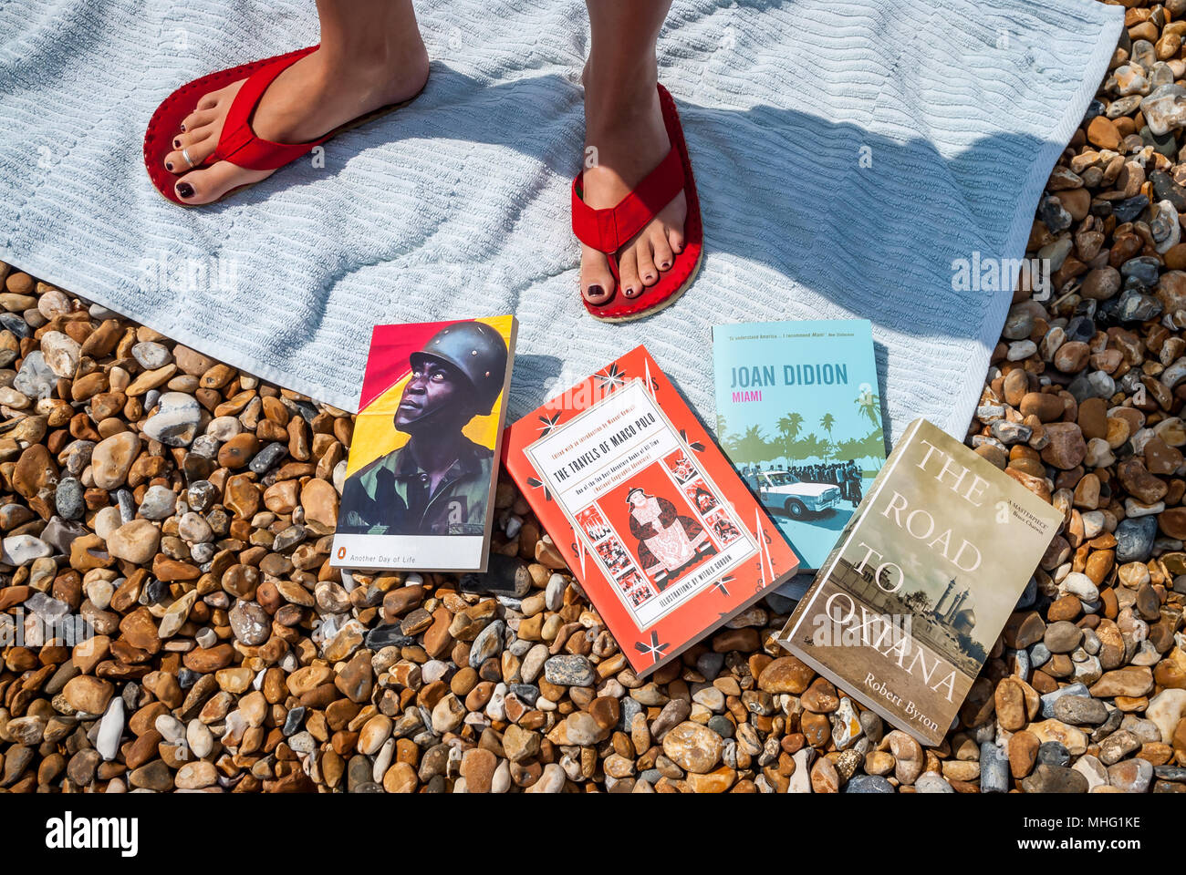 Reading books on the beach Stock Photo - Alamy