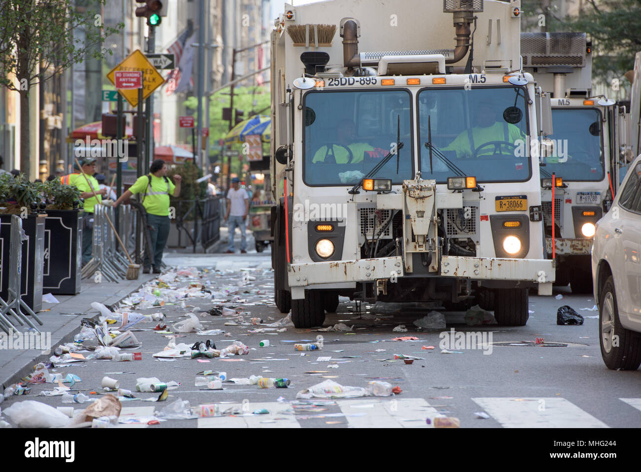 Garbage after parade hi-res stock photography and images - Alamy