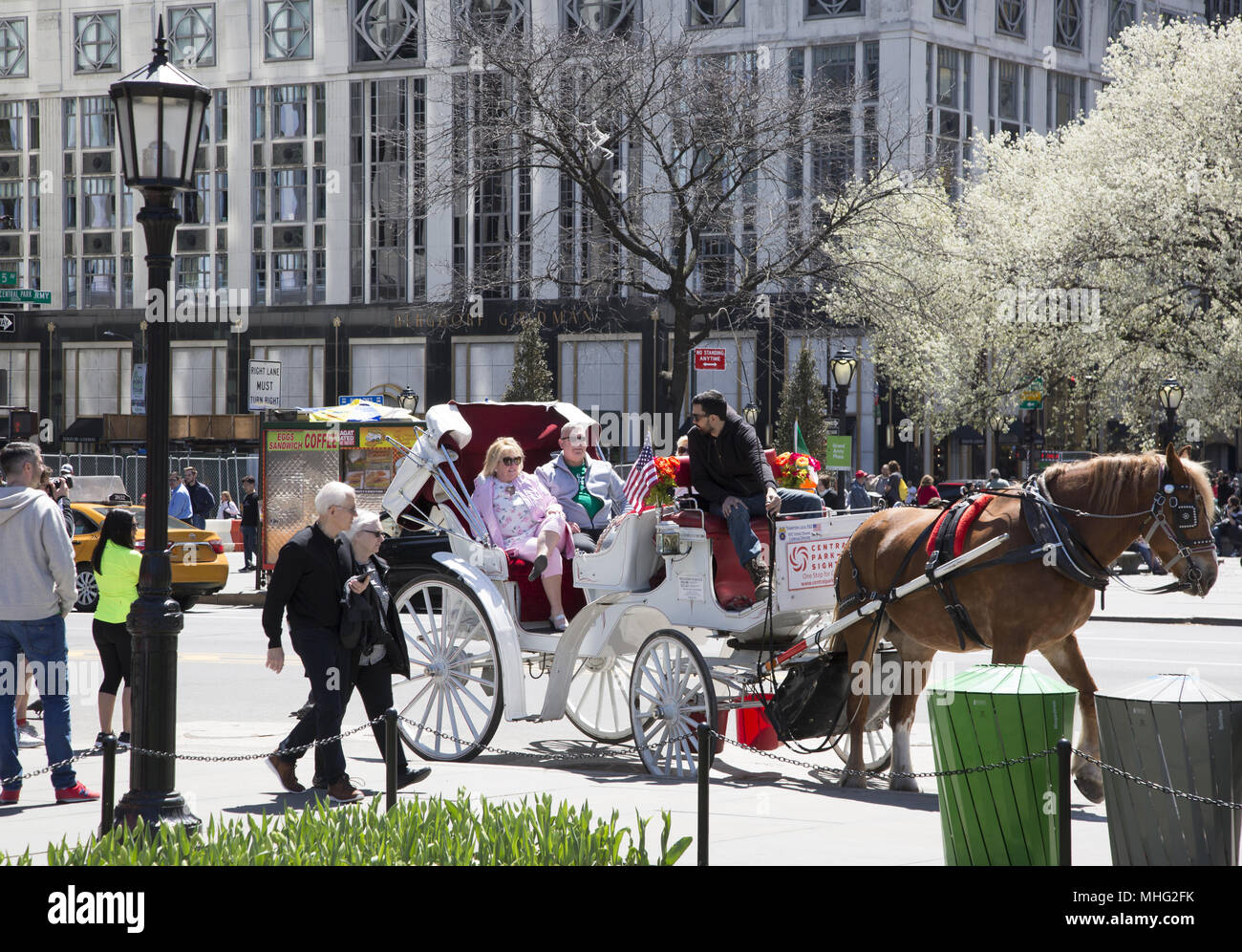 Entrance to Central Park at 5th Avenue and Central Park South in ...