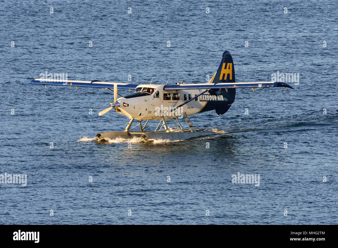 Propeller driven seaplane hi-res stock photography and images - Alamy