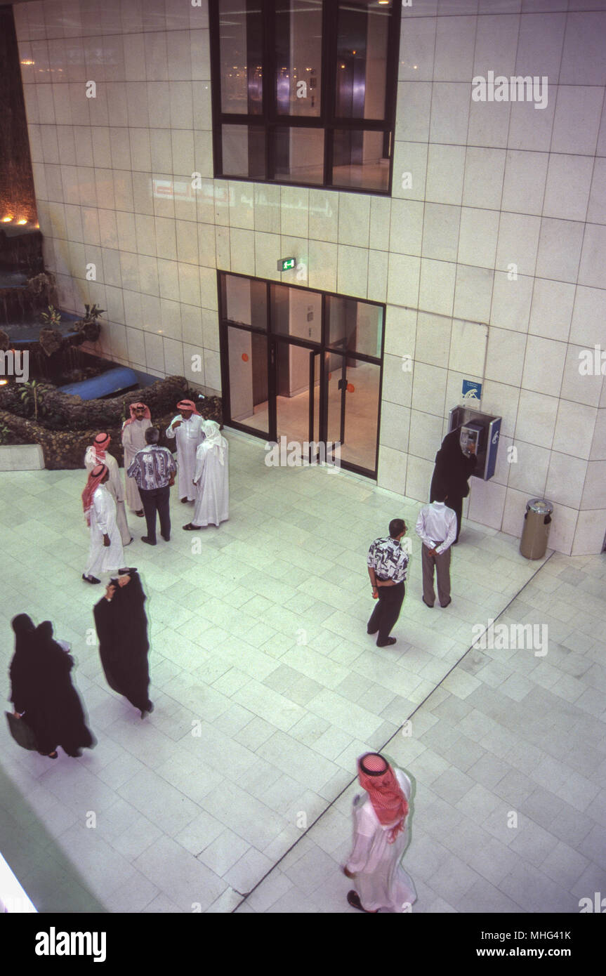 Shopping at a shopping mall in Riyadh, Saudi Arabia Stock Photo - Alamy