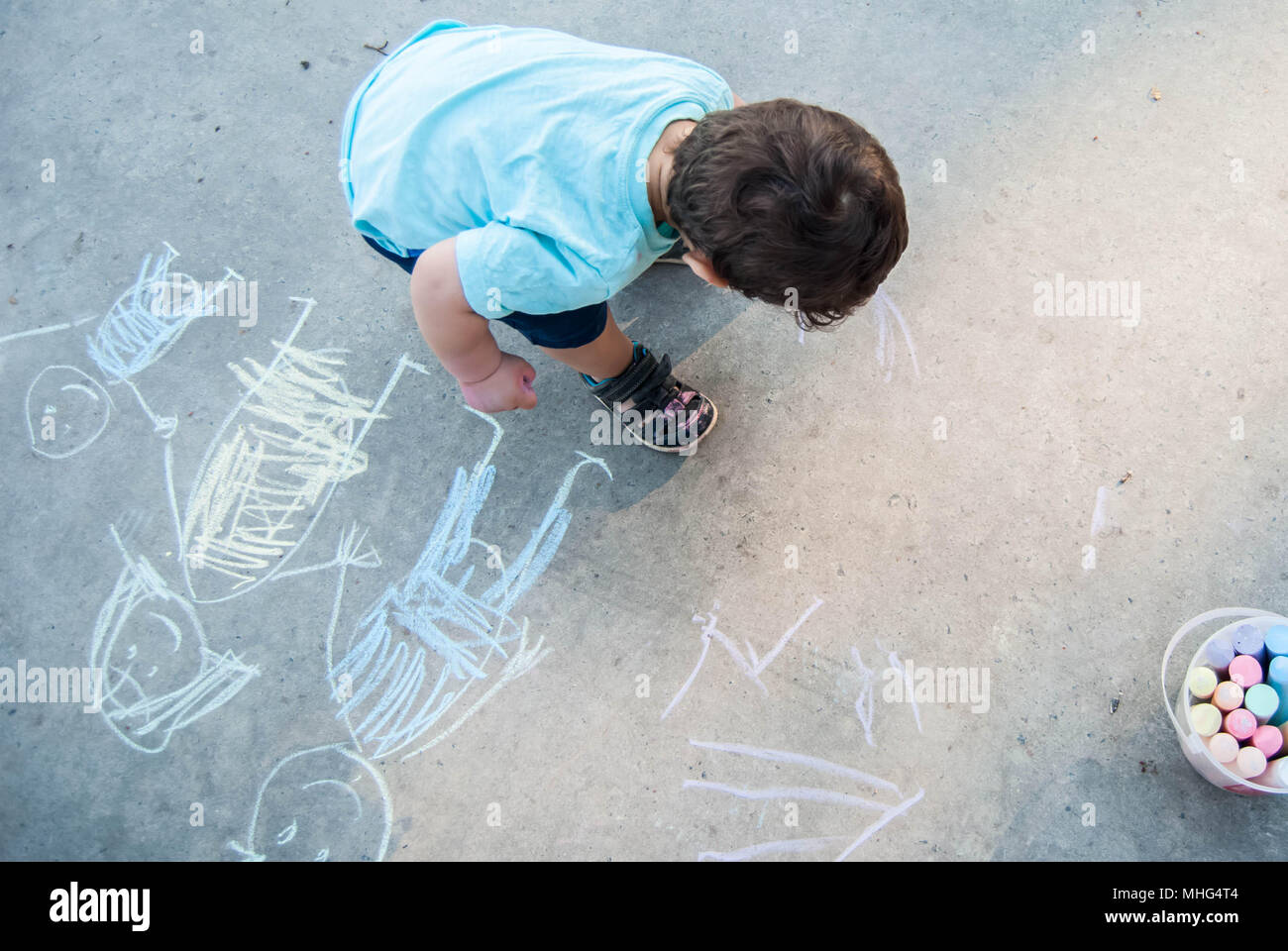 Drawing draw child children street hi-res stock photography and images ...