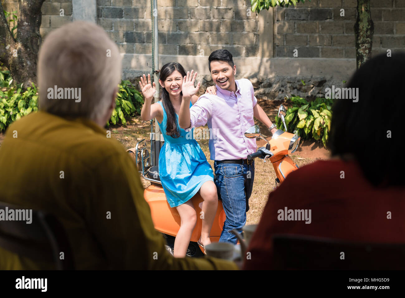 Old man waving goodbye hi-res stock photography and images - Alamy