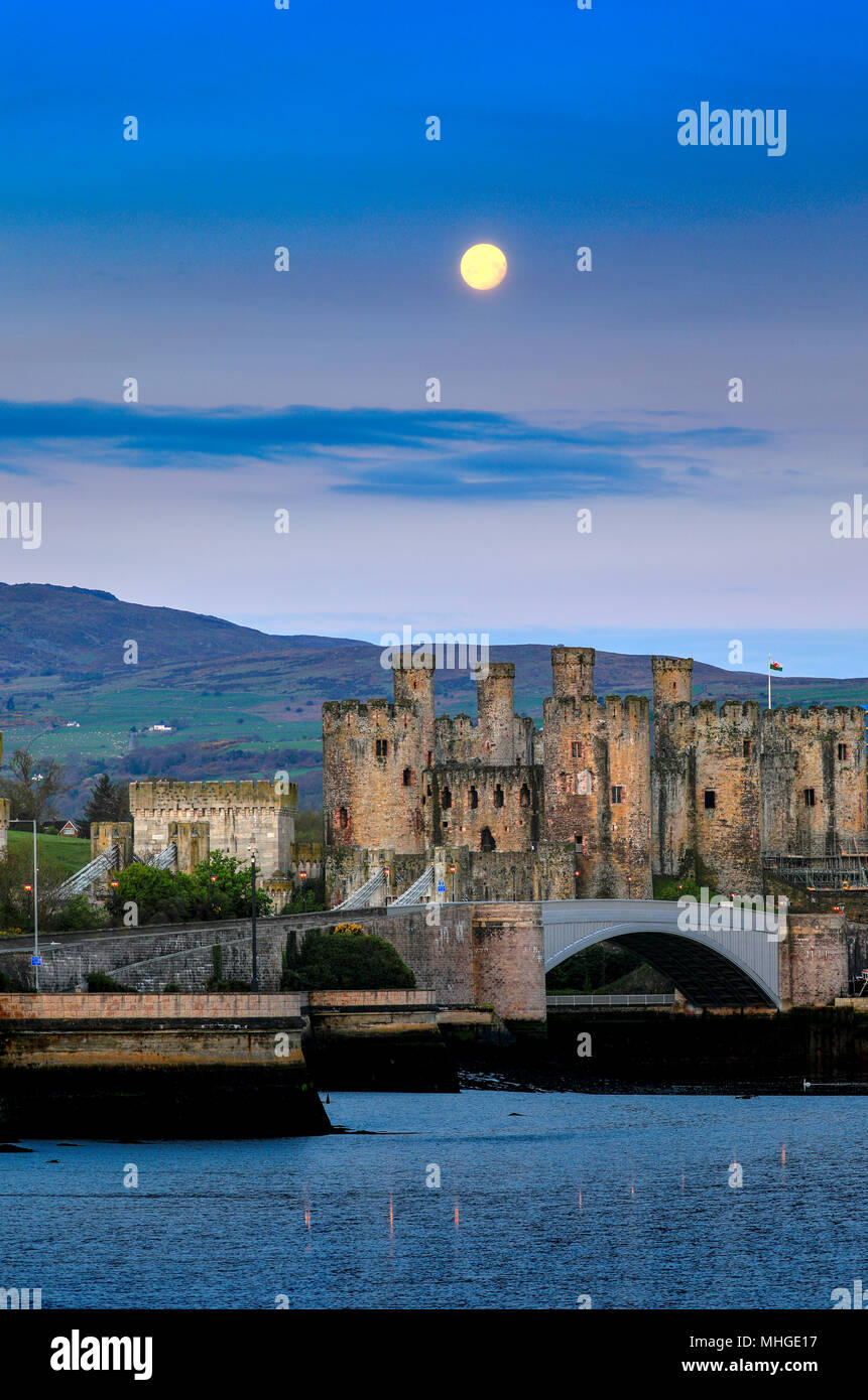 Full moon over castle hi-res stock photography and images - Alamy
