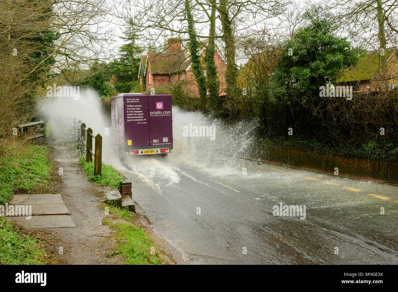 Car water splash hi-res stock photography and images - Alamy