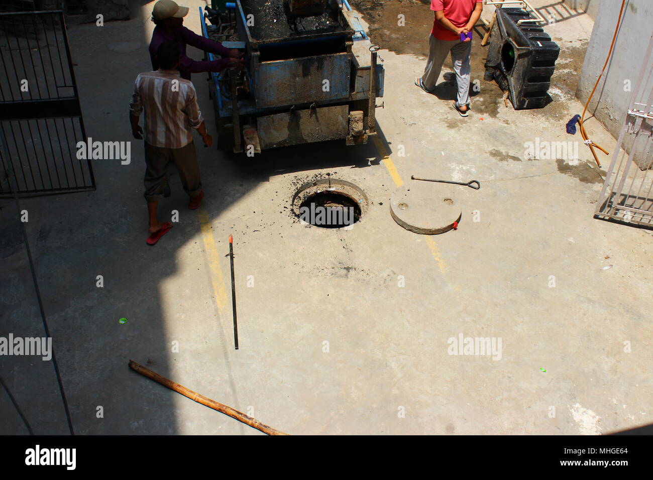 Open manhole hi-res stock photography and images - Alamy