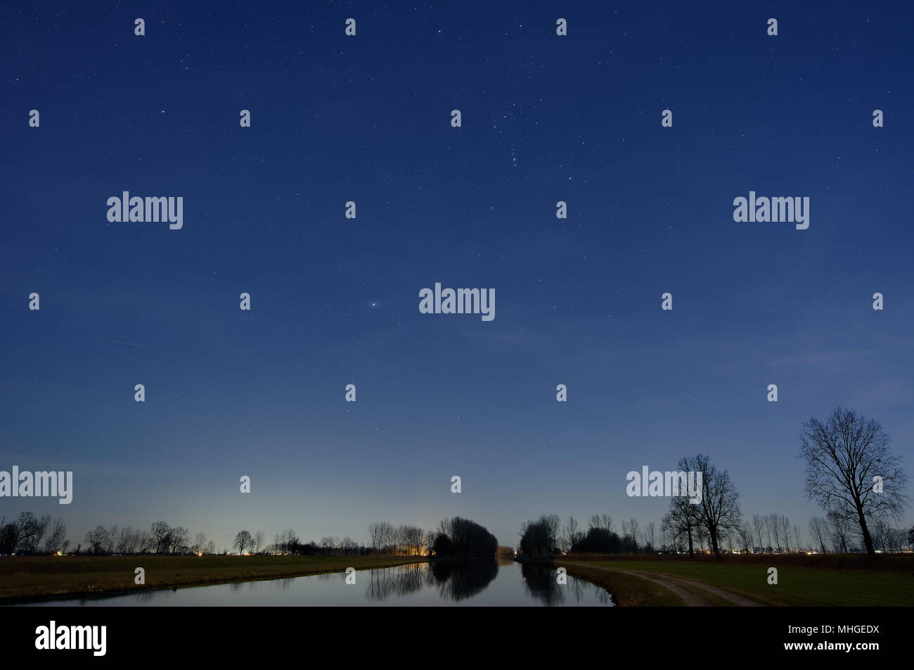 Starry night landscapes hi-res stock photography and images - Alamy