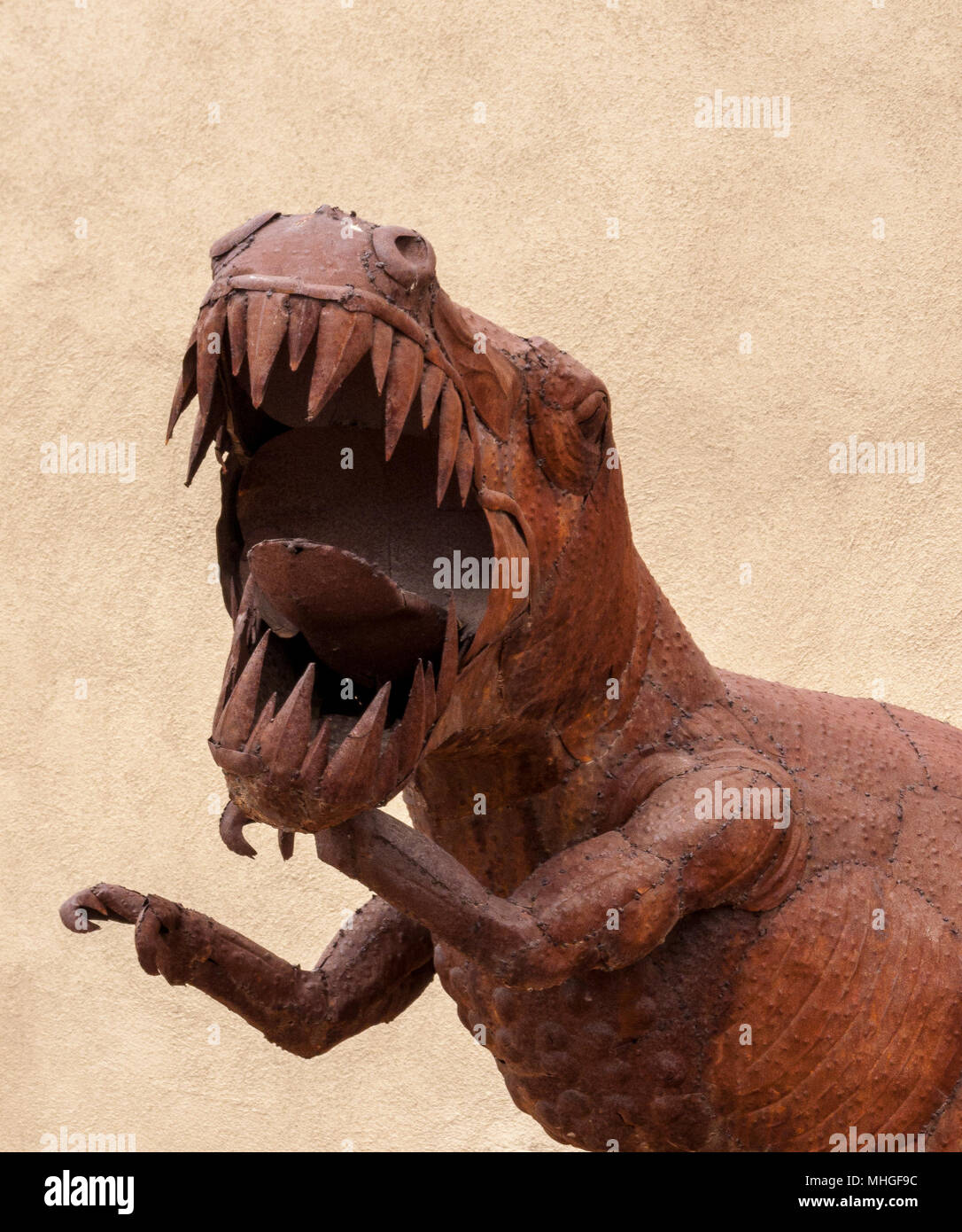 Metal t rex dinosaur sculpture hi-res stock photography and images - Alamy