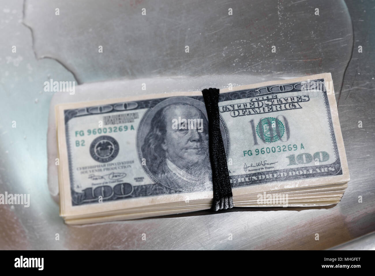 bundle of hundred-dollar bills frozen in ice Stock Photo - Alamy bundle of hundred-dollar bills frozen in ice Stock Photo - Alamy