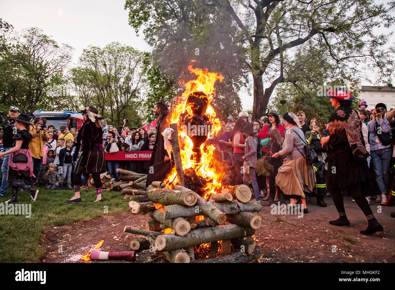 Witch burning hi-res stock photography and images - Alamy