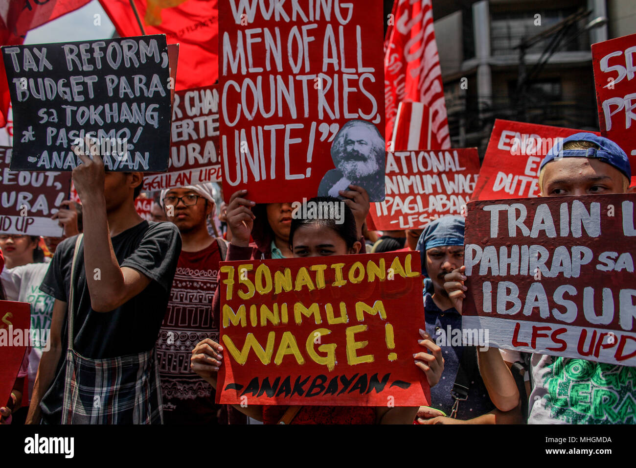 Manila, Philippines. 1st May, 2018. Protesters and workers hold ...