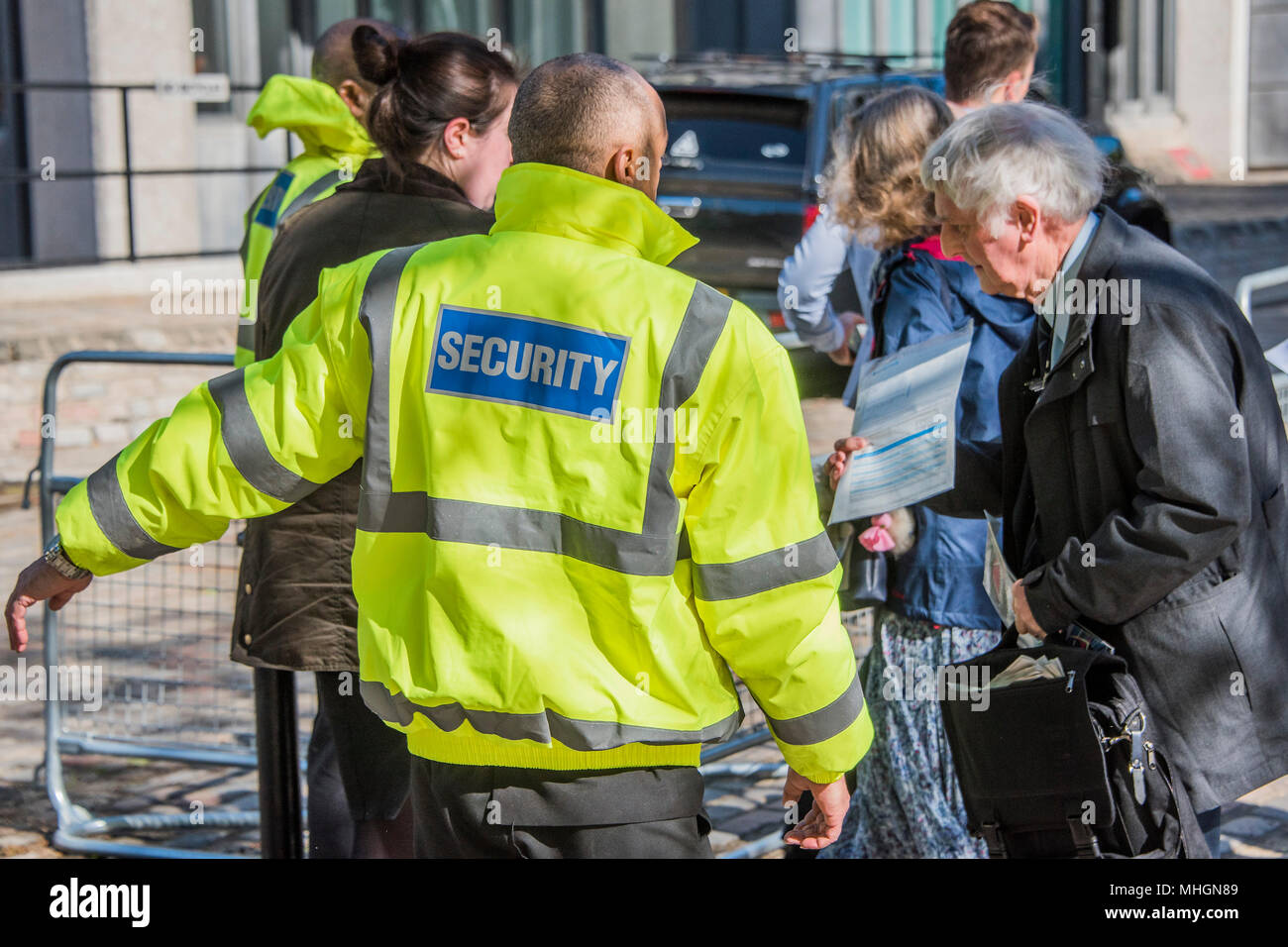 Queen yellow jacket hi-res stock photography and images - Alamy