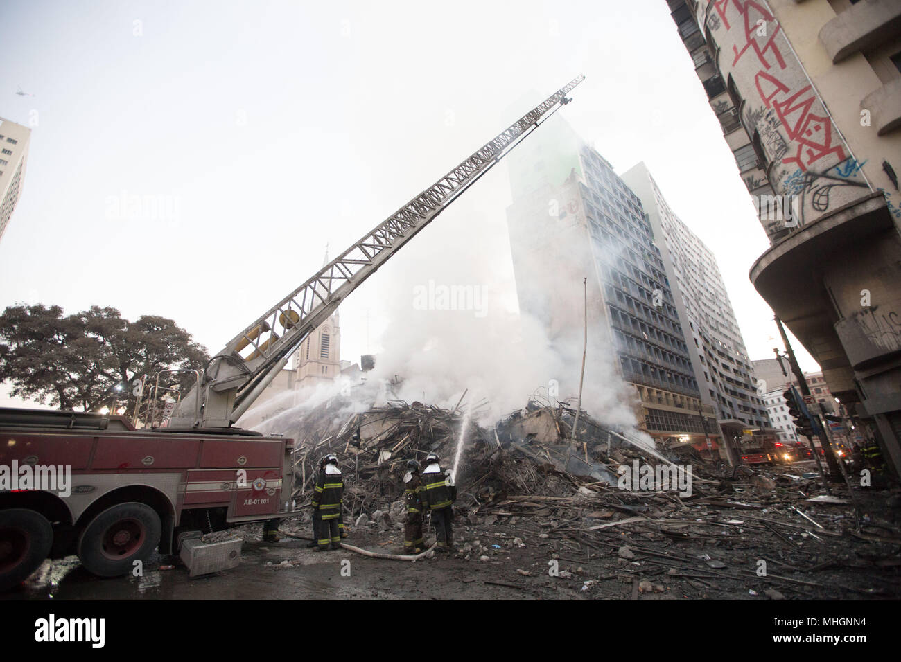 Sao Paulo, Sao Paulo, Brazil. 1st May, 2018. A tower collapsed after a ...