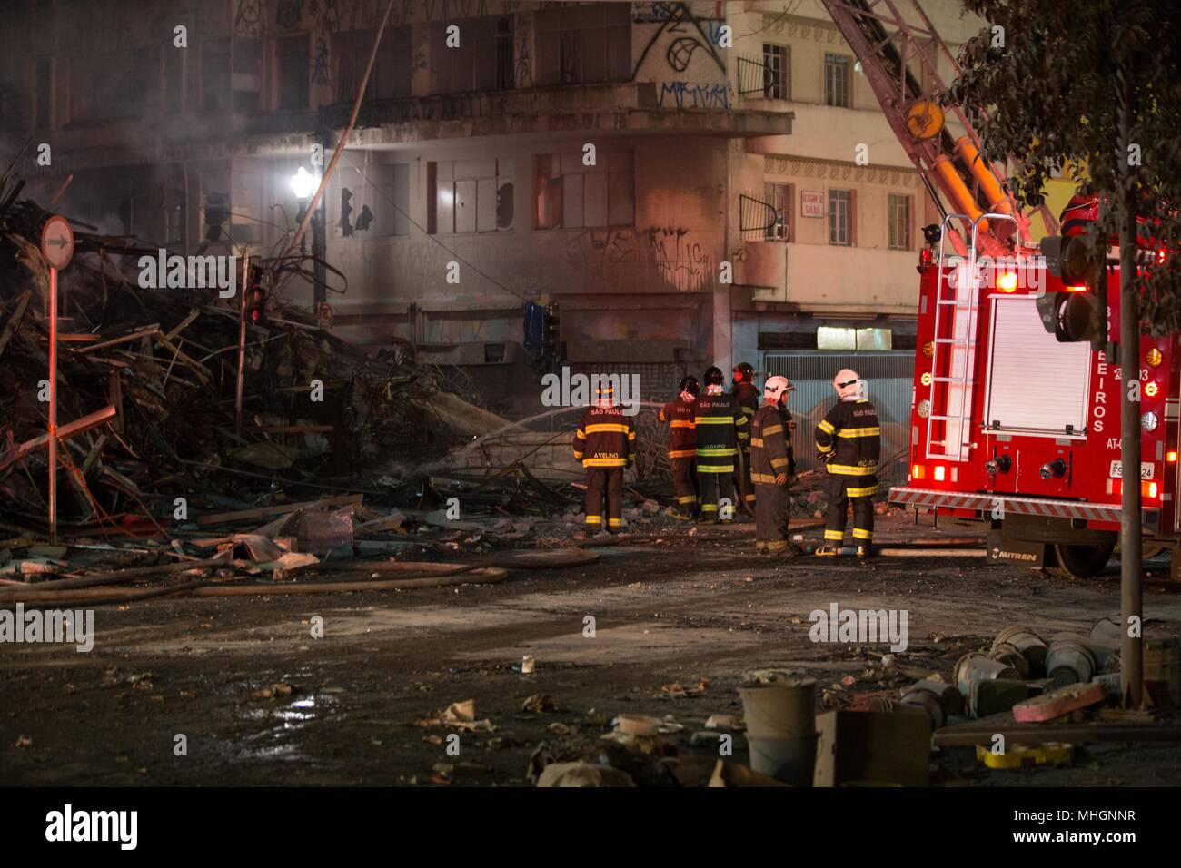 Sao Paulo, Sao Paulo, Brazil. 1st May, 2018. A tower collapsed after a ...
