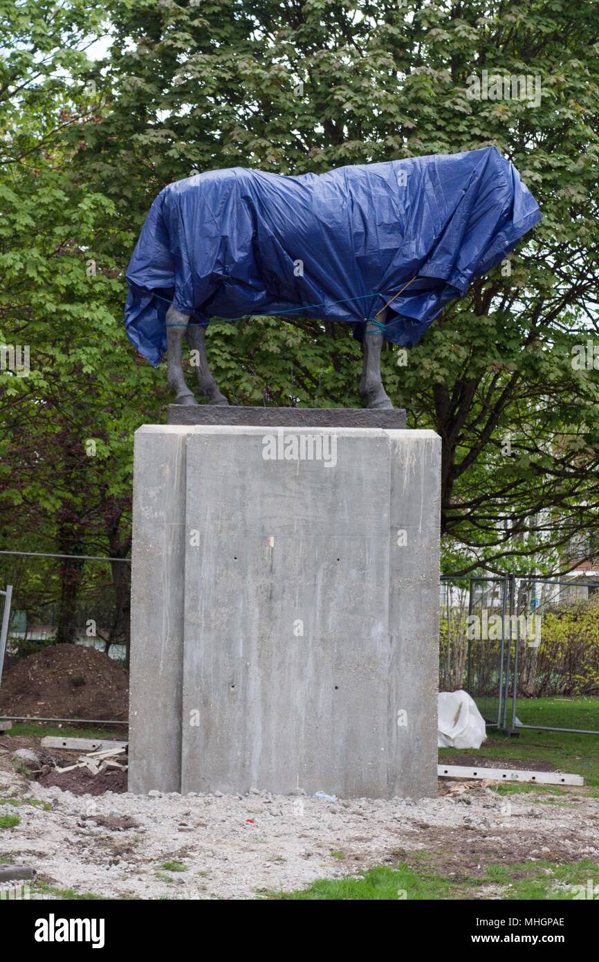 Ascot, UK. 1st May, 2018. The War Horse Memorial has been installed on ...
