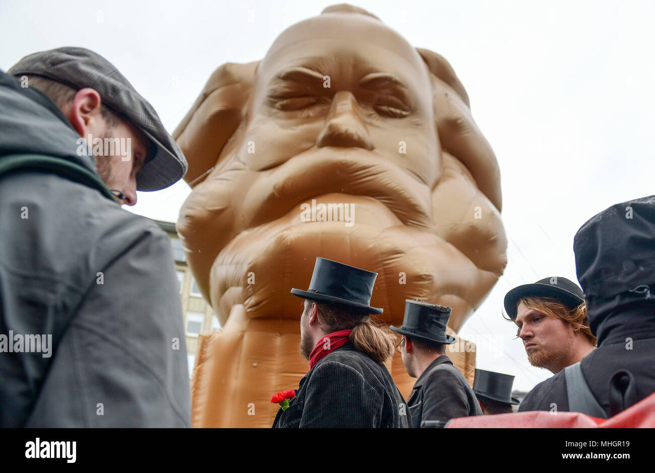 01 May 2018, Germany, Hamburg: Participants in a German Trade Unions ...