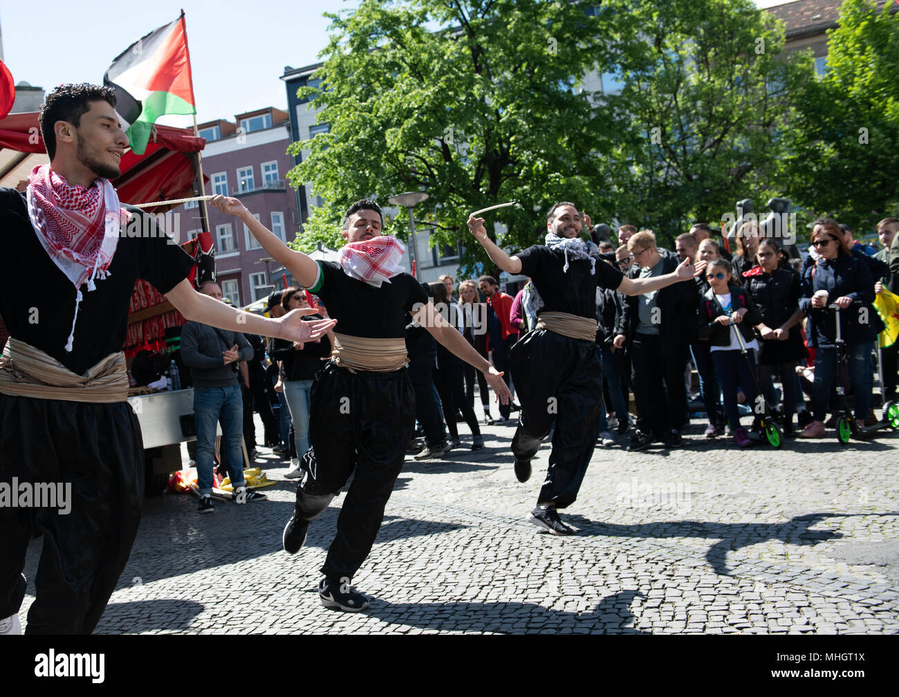 Palestinian dance hi-res stock photography and images - Alamy