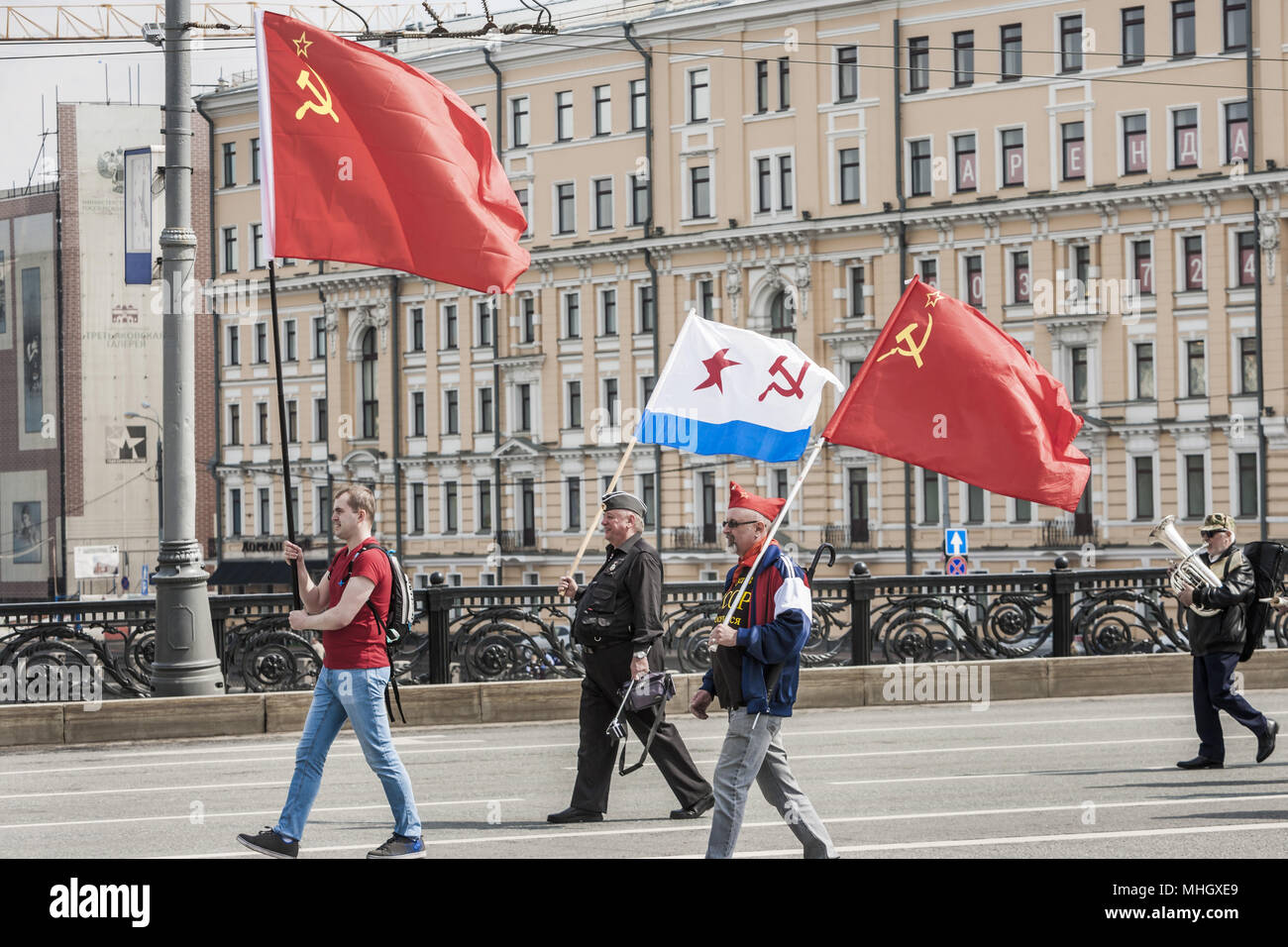 Moscow, Moscow, Russia. 1st May, 2018. Participants with comunist flags ...