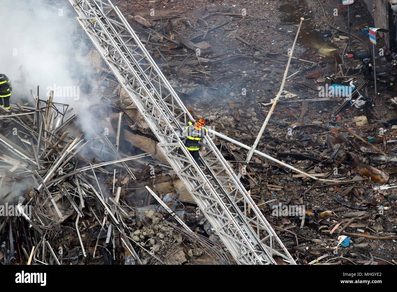 Sao Paulo, Sao Paulo, Brazil. 1st May, 2018. Firefighters work in the ...