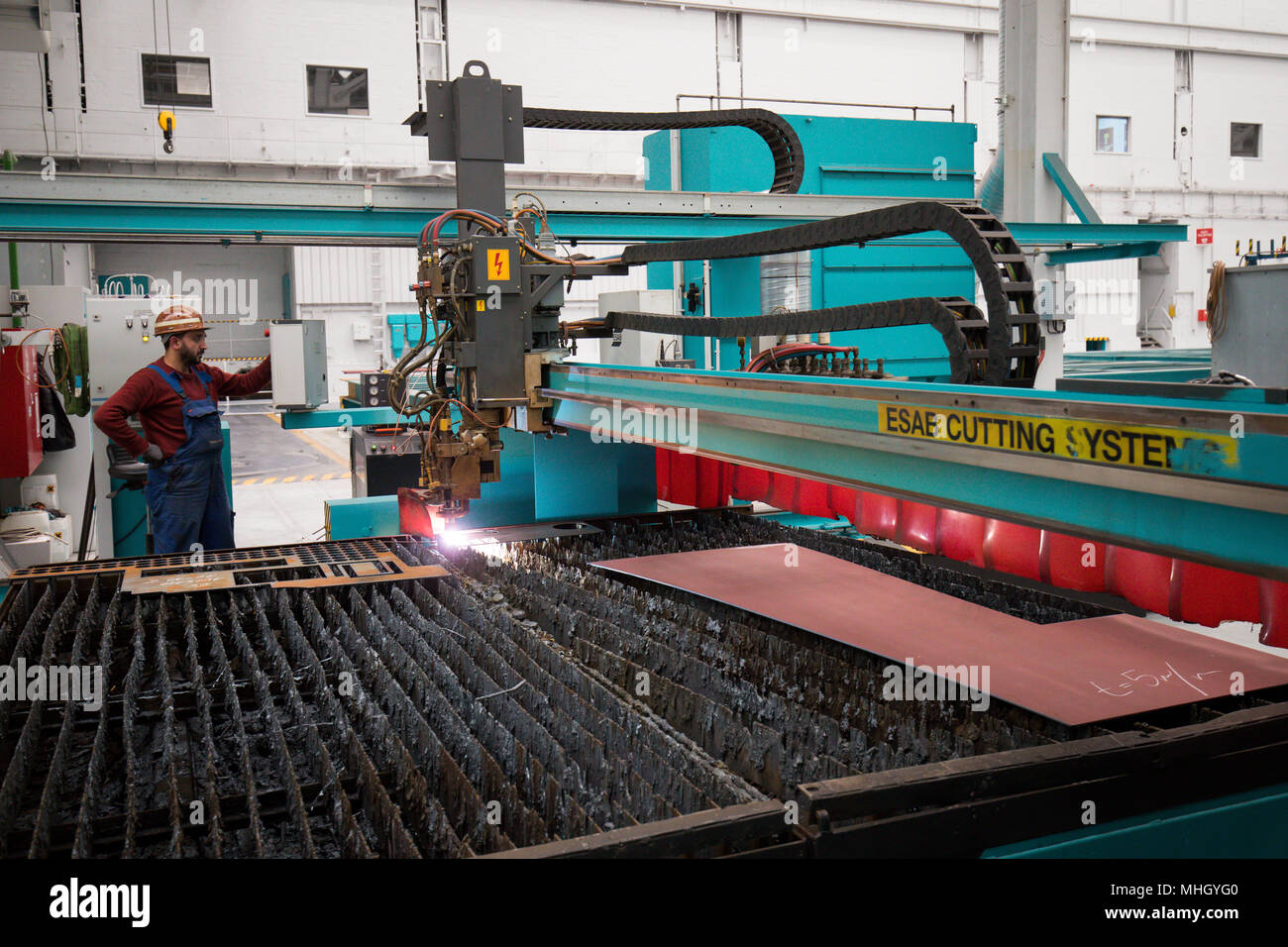 26 April 2018, Germany, Hamburg: Ramazan Solmaz, welder and machine ...