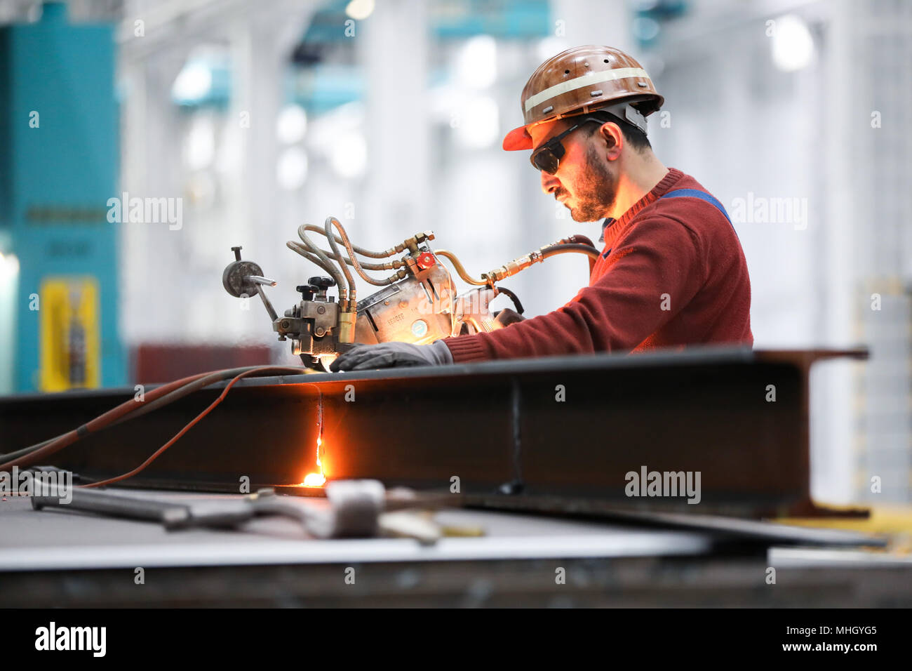 26 April 2018, Germany, Hamburg: Ramazan Solmaz, welder and machine ...
