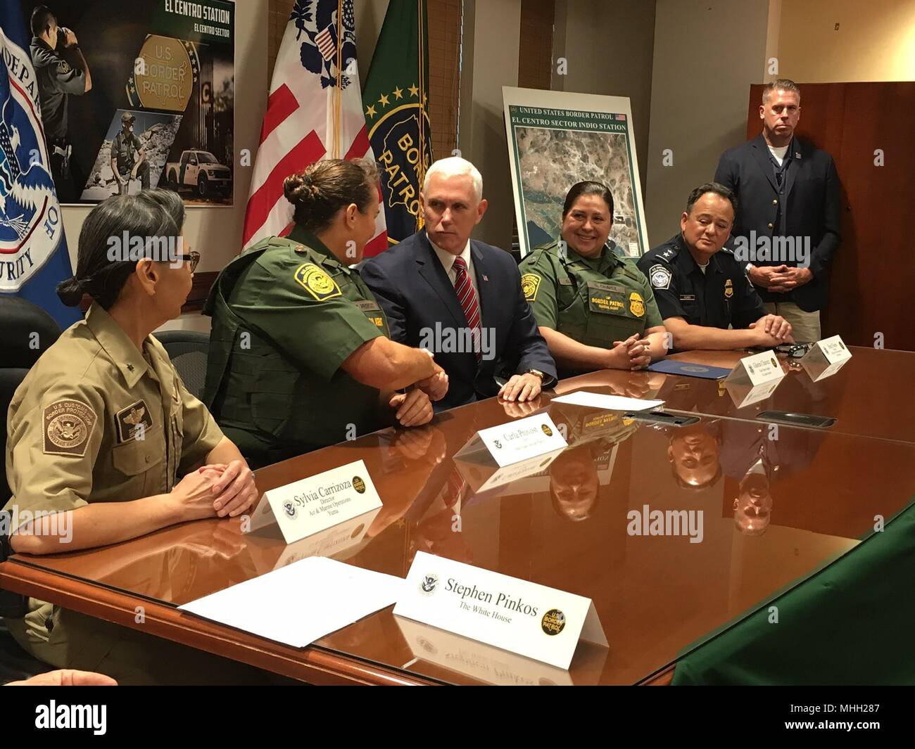 U s cbp officers hi-res stock photography and images - Alamy