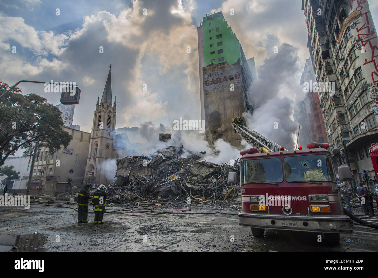 Sao Paulo, Brazil. 1st May, 2018. A major fire caused the collapse of a ...