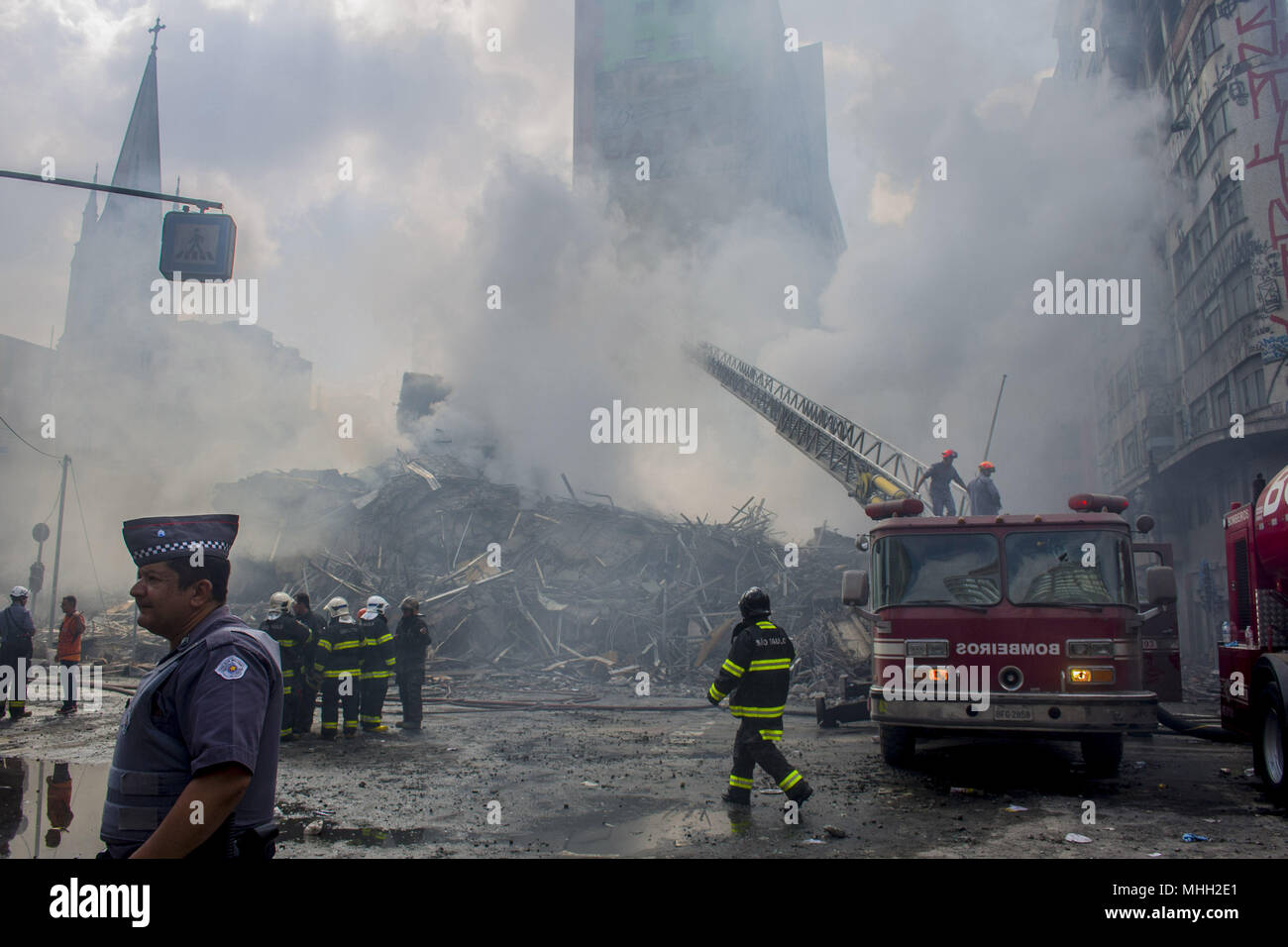 Sao Paulo, Brazil. 1st May, 2018. A major fire caused the collapse of a ...
