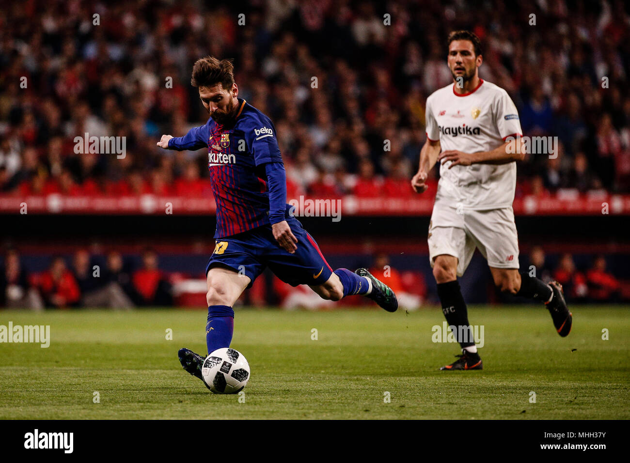 Lionel messi of barcelona shooting hi-res stock photography and images ...
