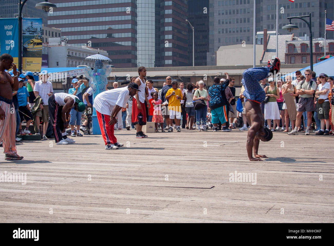 street performers hip hop dancing, new york Stock Photo - Alamy