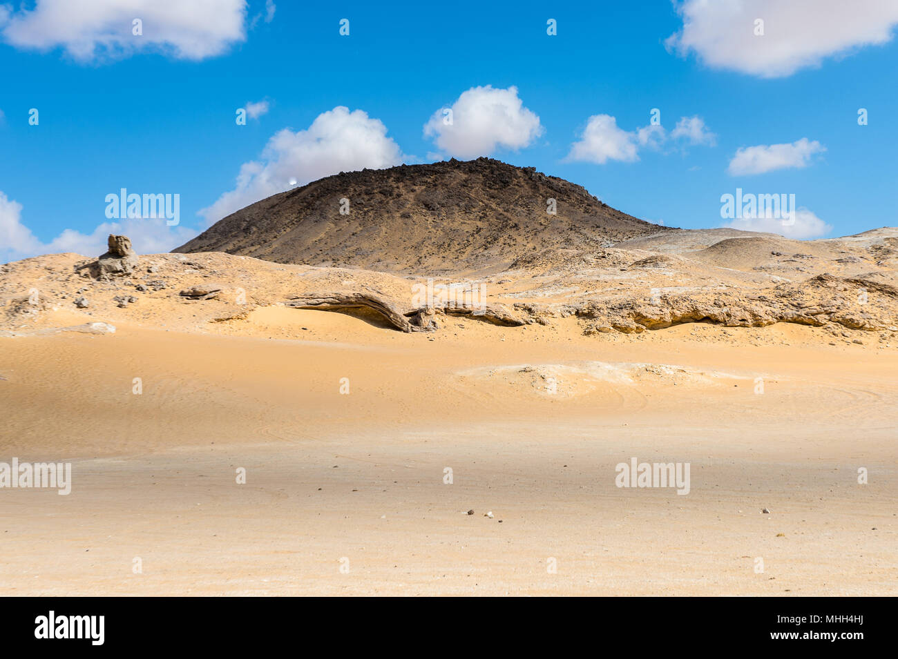 Desert around the Crystal mountain near the Bahariya and Farafra Oasis ...