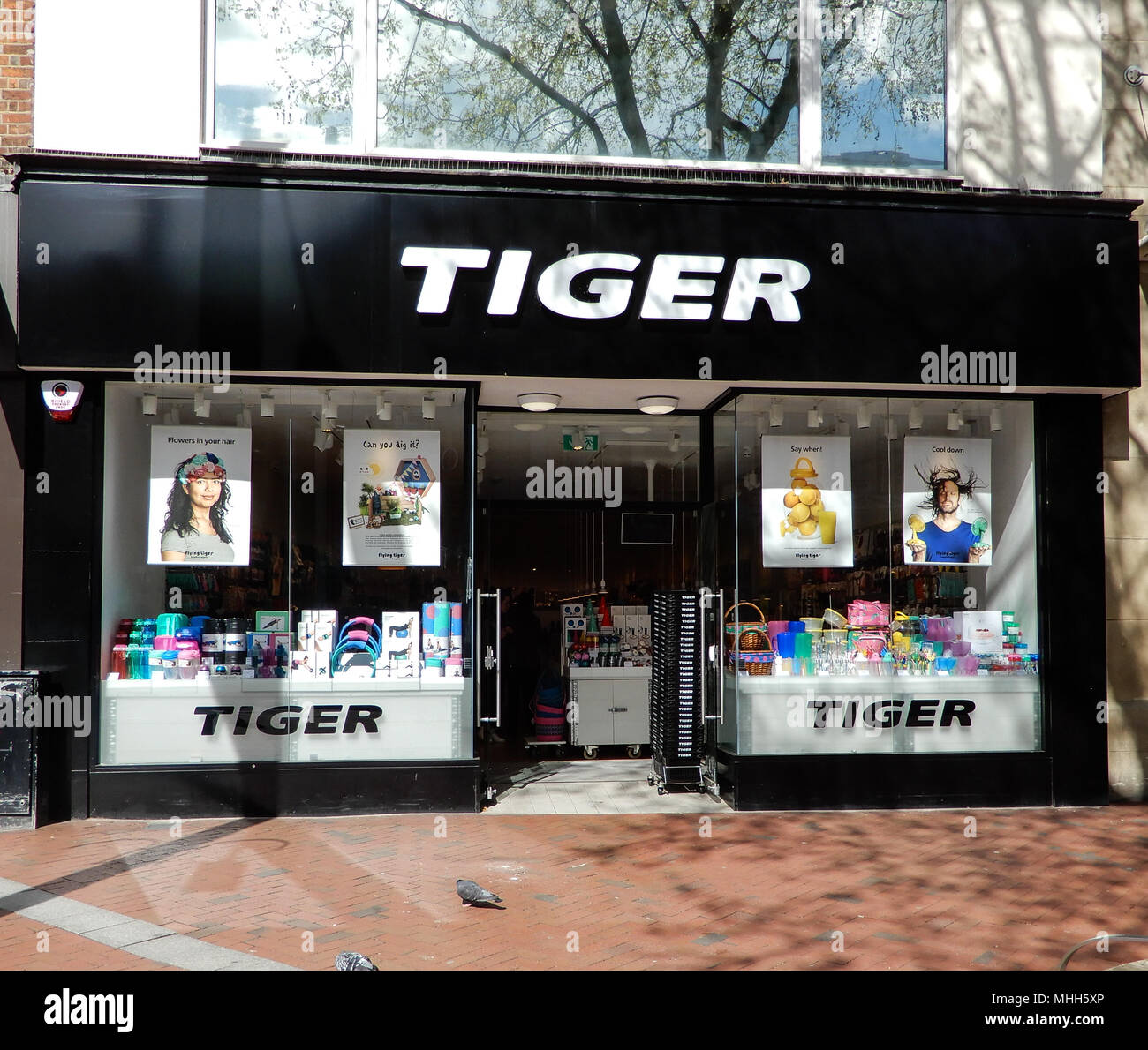 Tiger store sign hi-res stock photography and images - Alamy