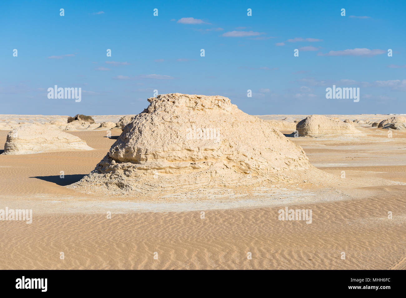 White desert formations at the white desert in Egypt Stock Photo - Alamy