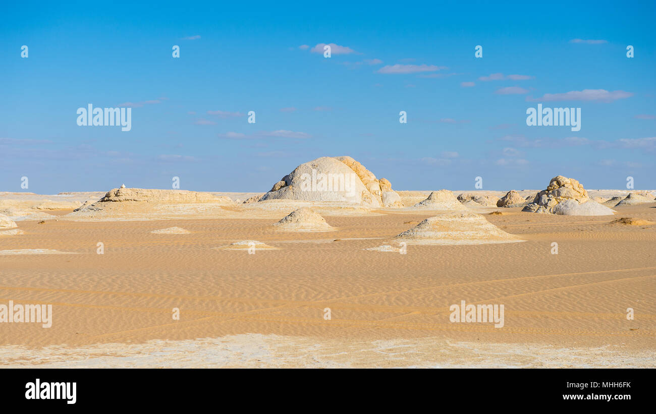 White desert formations at the white desert in Egypt Stock Photo - Alamy