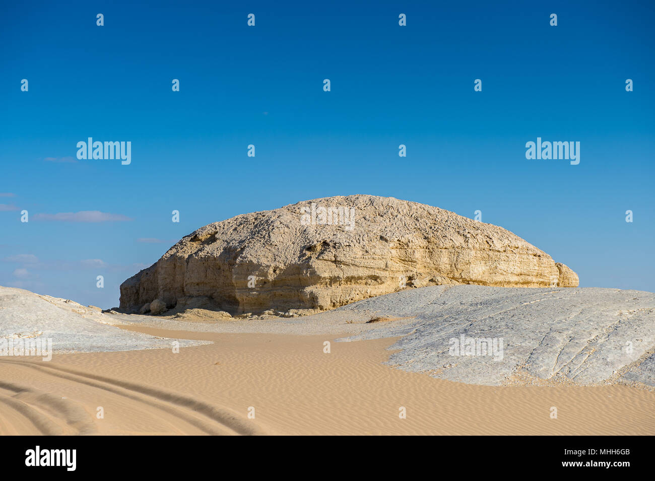 White desert formations at the white desert in Egypt Stock Photo - Alamy