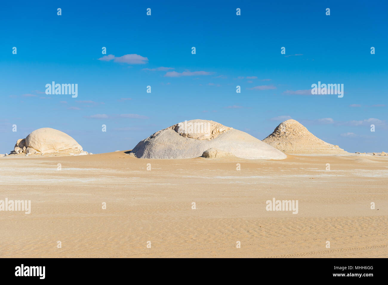 White desert formations at the white desert in Egypt Stock Photo - Alamy