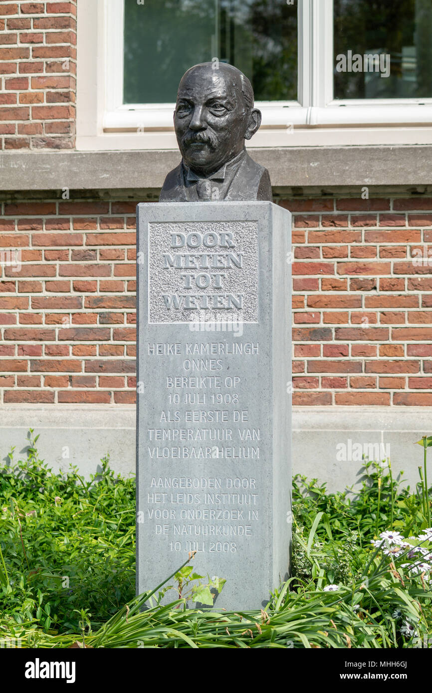Bust of Heike Kamerlingh Onnes in front of the historical Kamerlingh ...