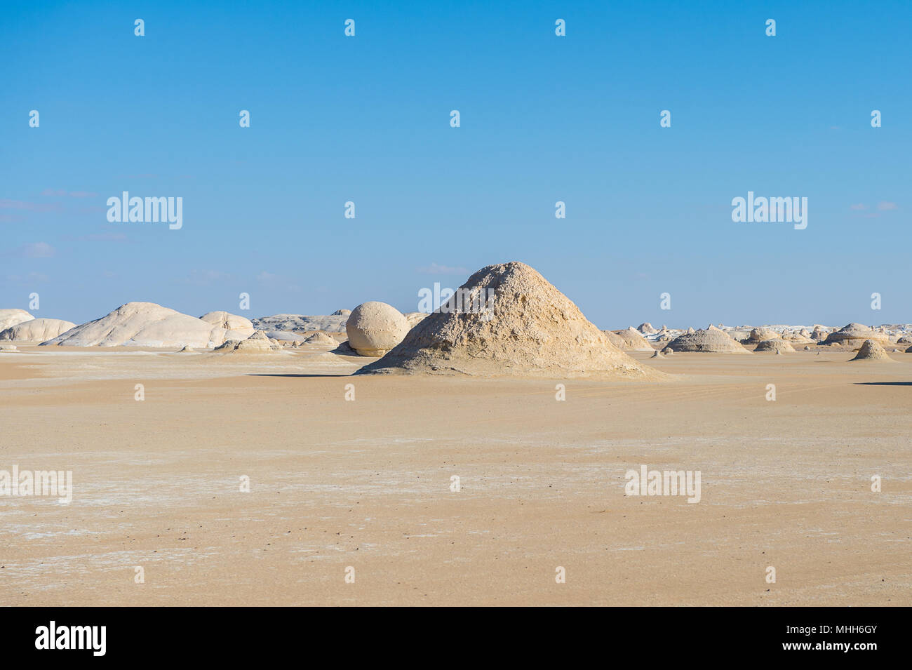 White desert formations at the white desert in Egypt Stock Photo - Alamy