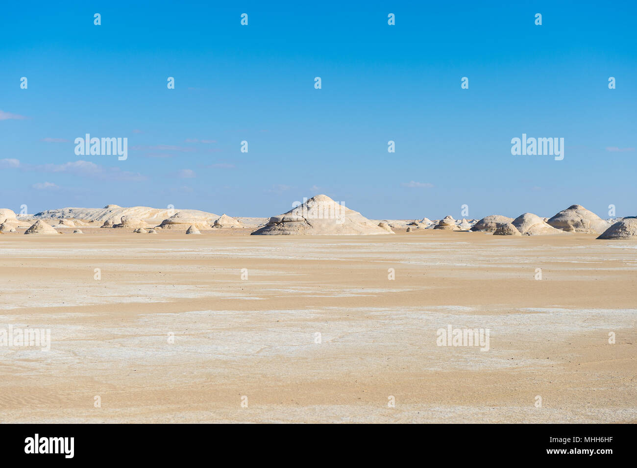 White desert formations at the white desert in Egypt Stock Photo - Alamy