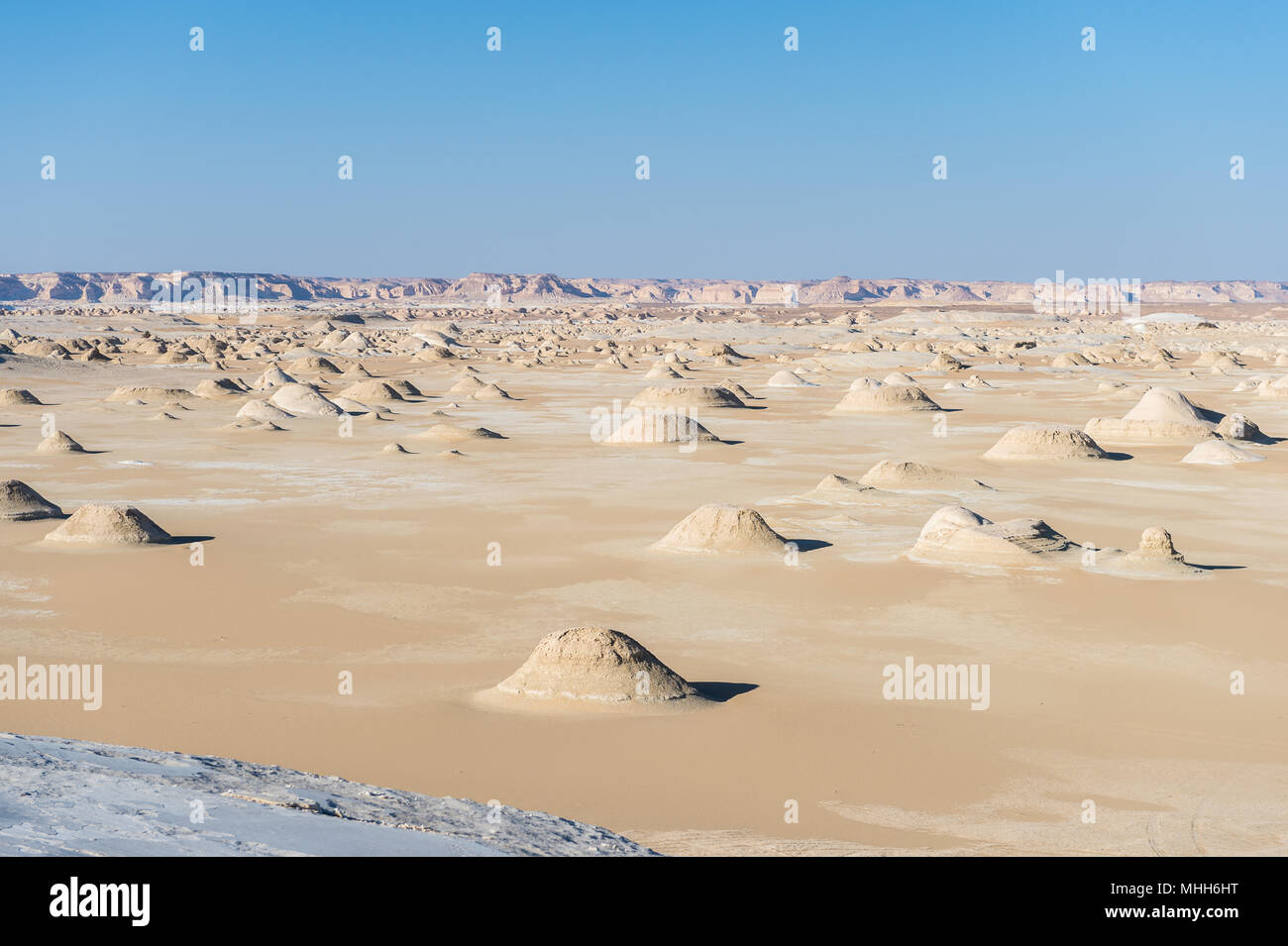 White desert formations at the white desert in Egypt Stock Photo - Alamy
